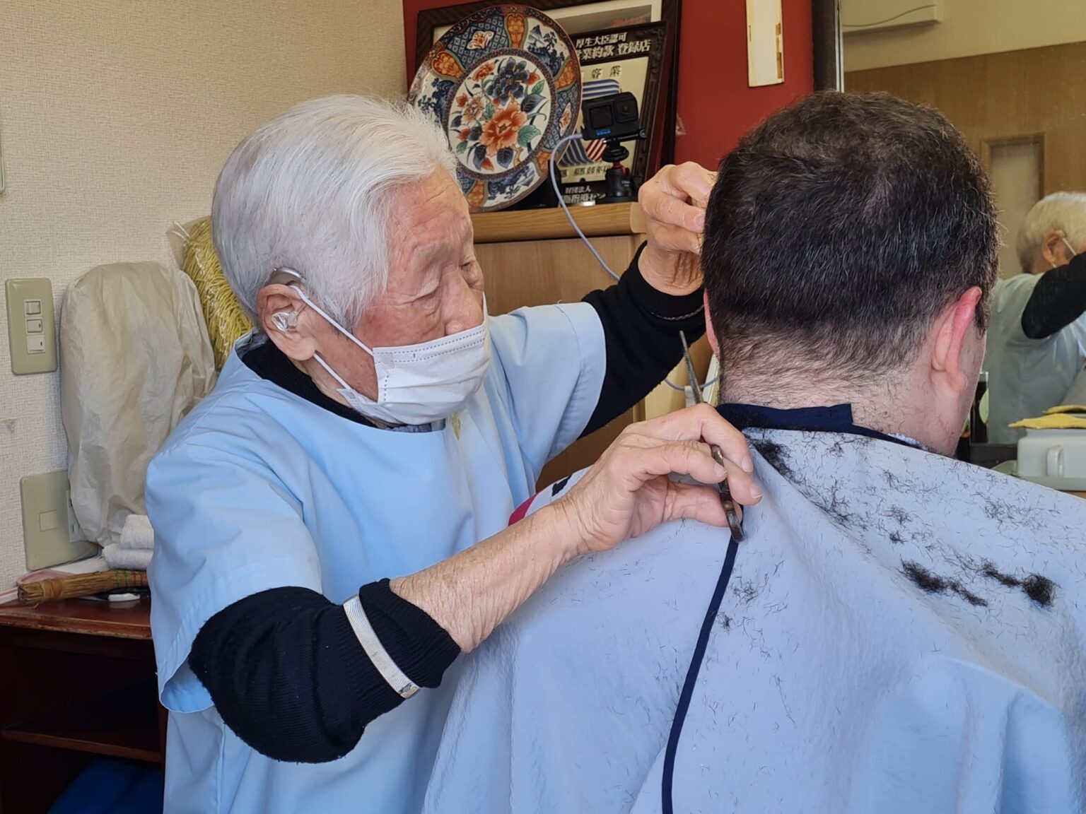 Japanese Barber Shitsui Hakoishi Recognized as World's Oldest Active ...
